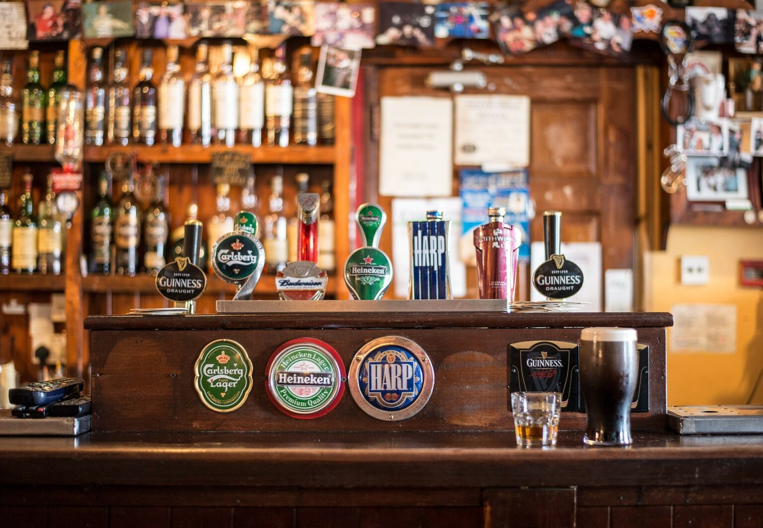 What is a Pub? Differences Between a Pub and a Bar - Juniper Tours